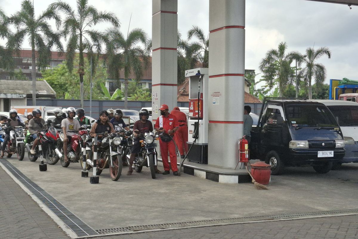 Antrean Mengular di SPBU Jember, Warga Mengantre hingga 6 Jam Akibat ...